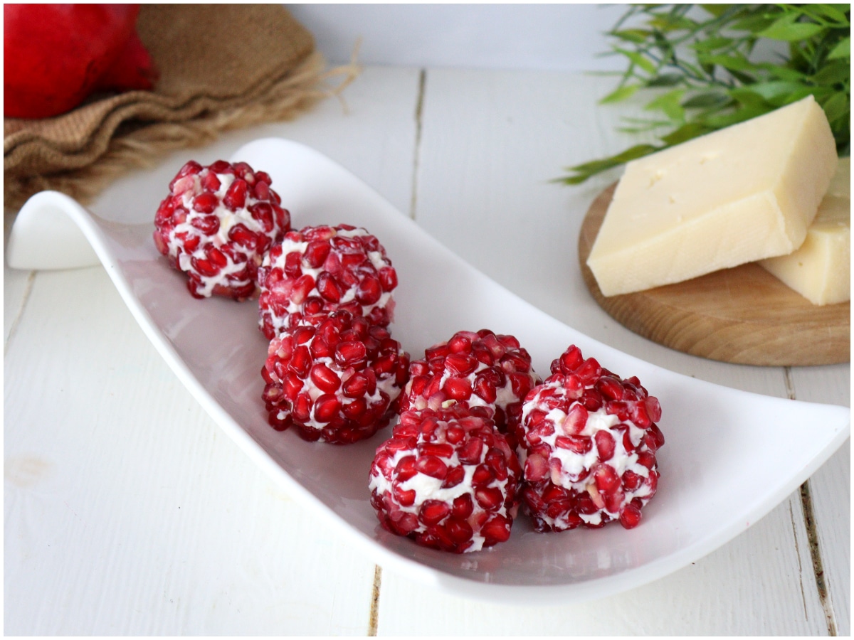 Palline di formaggio e melograno - Ricetta di Misya Palline di formaggio e melograno - Ricetta di Misya